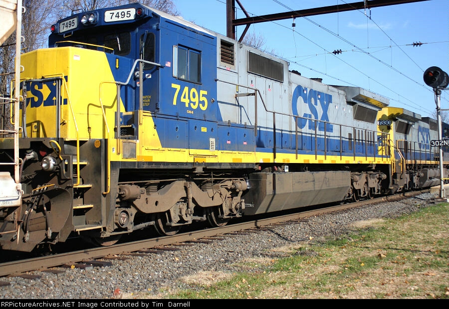 CSX 7495 on Q300